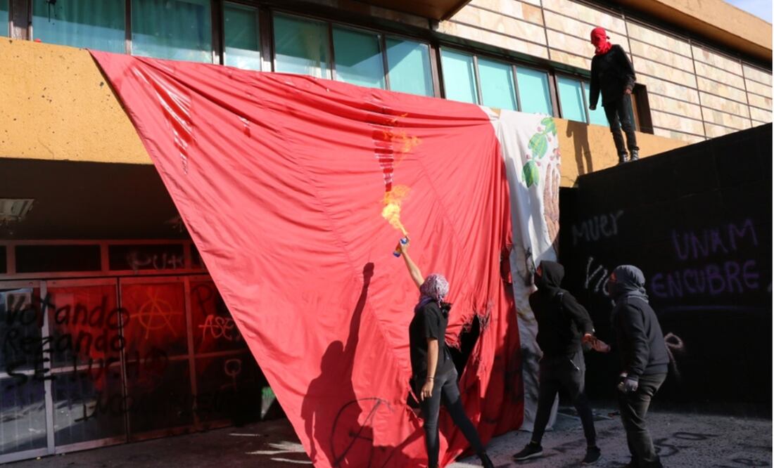 Encapuchados vandalizan UNAM y queman bandera de México - El Centro de ...